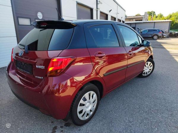Red Toyota Yaris 2017 in Utena, with an engine capacity of 1.50 L and mileage of 162 thousand km for 9200 €, photo 6 on AUTOMOTO.COM.LV