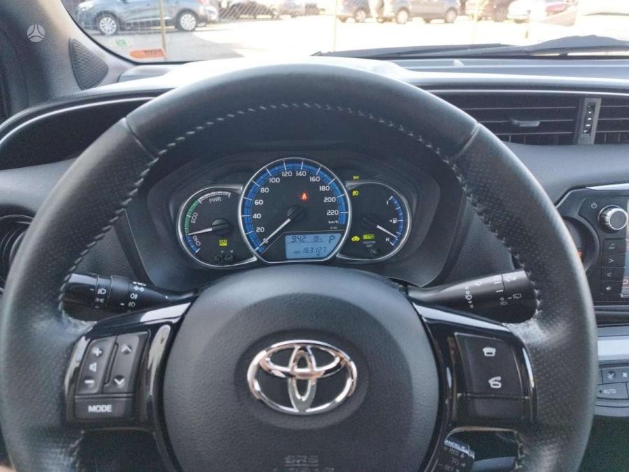 Sarkans Toyota Yaris 2017 Utena, ar dzinēja tilpumu 1.50 L un nobraukumu 162 tūkst. km par 9200 €, foto 12 vietnē AUTOMOTO.COM.LV