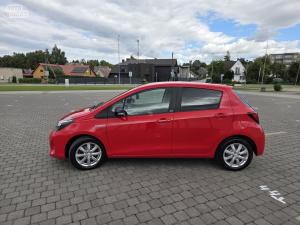Red Toyota Yaris 2017 in Ukmerge, with an engine capacity of 1.50 L and mileage of 190 thousand km for 8950 €, photo 4 on AUTOMOTO.COM.LV