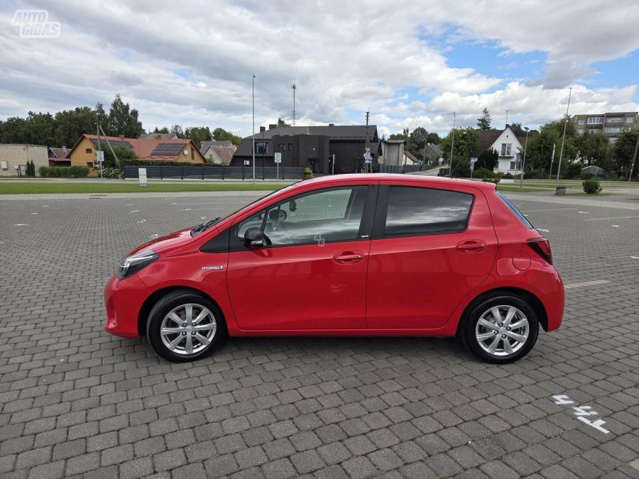 Red Toyota Yaris 2017 in Ukmerge, with an engine capacity of 1.50 L and mileage of 190 thousand km for 8950 €, photo 4 on AUTOMOTO.COM.LV