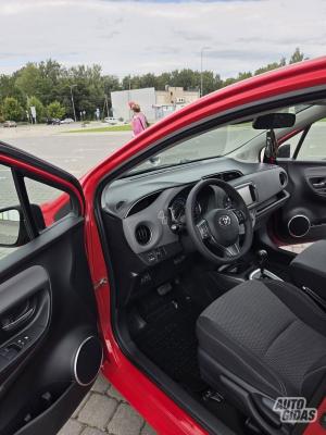 Red Toyota Yaris 2017 in Ukmerge, with an engine capacity of 1.50 L and mileage of 190 thousand km for 8950 €, photo 13 on AUTOMOTO.COM.LV