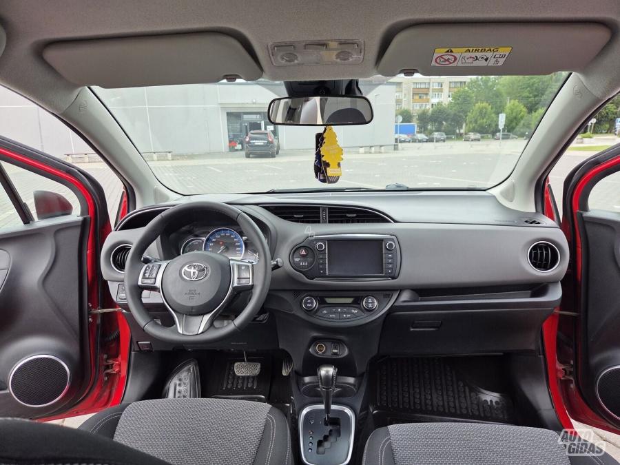Red Toyota Yaris 2017 in Ukmerge, with an engine capacity of 1.50 L and mileage of 190 thousand km for 8950 €, photo 17 on AUTOMOTO.COM.LV