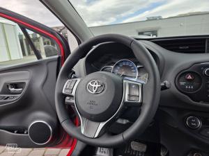 Red Toyota Yaris 2017 in Ukmerge, with an engine capacity of 1.50 L and mileage of 190 thousand km for 8950 €, photo 18 on AUTOMOTO.COM.LV