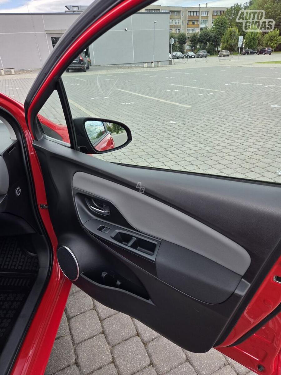 Red Toyota Yaris 2017 in Ukmerge, with an engine capacity of 1.50 L and mileage of 190 thousand km for 8950 €, photo 26 on AUTOMOTO.COM.LV