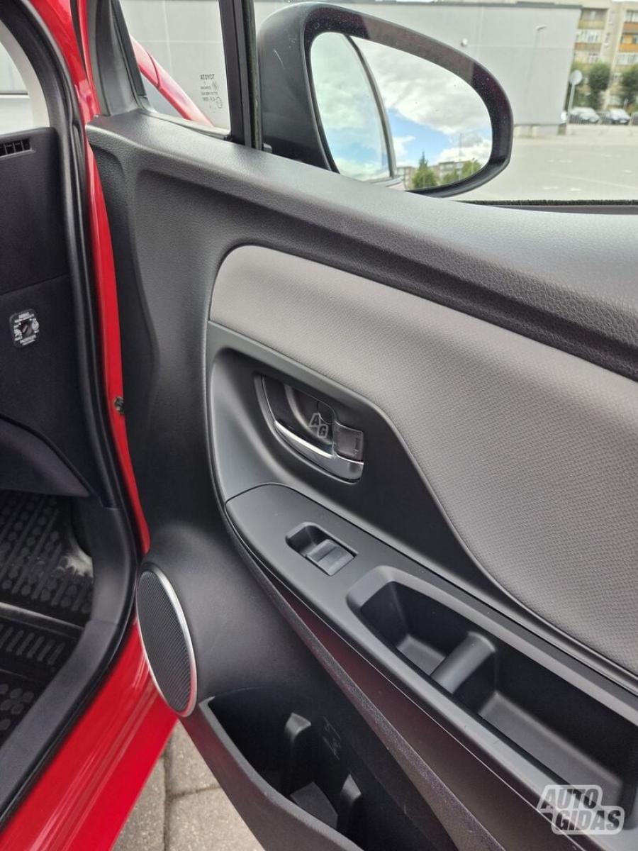 Red Toyota Yaris 2017 in Ukmerge, with an engine capacity of 1.50 L and mileage of 190 thousand km for 8950 €, photo 27 on AUTOMOTO.COM.LV