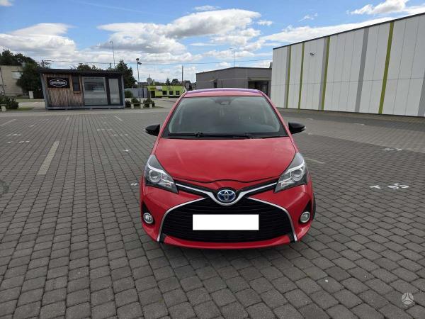 Sarkans Toyota Yaris 2017 Viļņa, ar dzinēja tilpumu 1.50 L un nobraukumu 190 tūkst. km par 8950 €, foto 2 vietnē AUTOMOTO.COM.LV