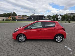Sarkans Toyota Yaris 2017 Viļņa, ar dzinēja tilpumu 1.50 L un nobraukumu 190 tūkst. km par 8950 €, foto 4 vietnē AUTOMOTO.COM.LV