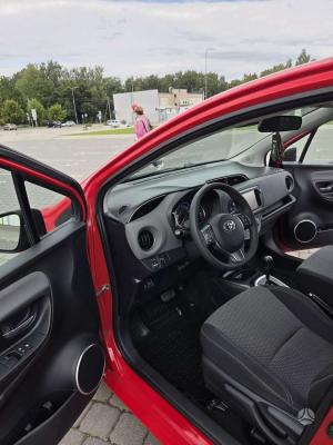 Sarkans Toyota Yaris 2017 Viļņa, ar dzinēja tilpumu 1.50 L un nobraukumu 190 tūkst. km par 8950 €, foto 13 vietnē AUTOMOTO.COM.LV
