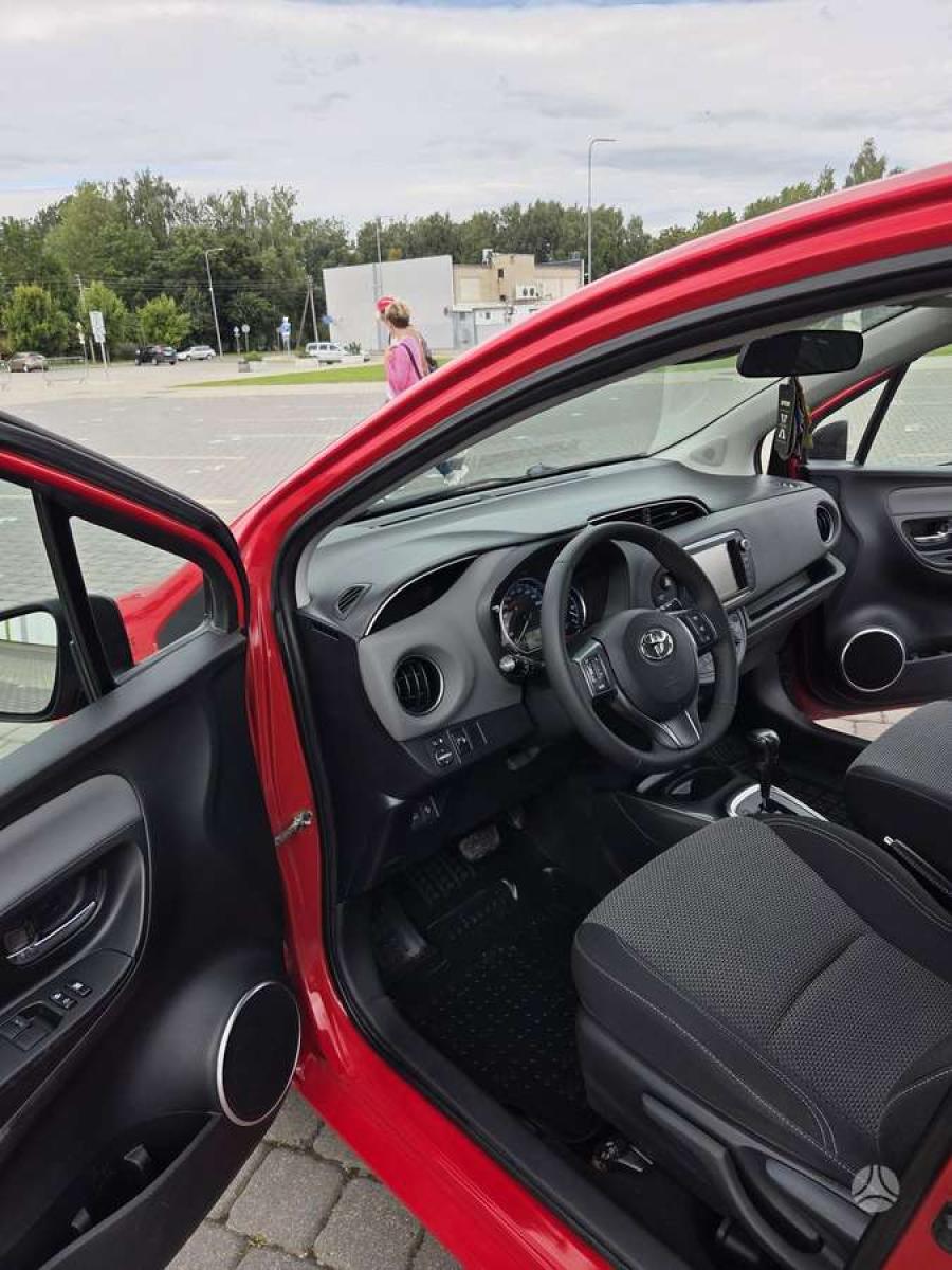 Sarkans Toyota Yaris 2017 Viļņa, ar dzinēja tilpumu 1.50 L un nobraukumu 190 tūkst. km par 8950 €, foto 13 vietnē AUTOMOTO.COM.LV