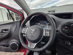 Sarkans Toyota Yaris 2017 Viļņa, ar dzinēja tilpumu 1.50 L un nobraukumu 190 tūkst. km par 8950 €, foto 18 vietnē AUTOMOTO.COM.LV