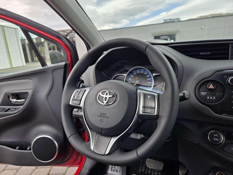 Sarkans Toyota Yaris 2017 Viļņa, ar dzinēja tilpumu 1.50 L un nobraukumu 190 tūkst. km par 8950 €, foto 18 vietnē AUTOMOTO.COM.LV