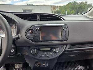 Sarkans Toyota Yaris 2017 Viļņa, ar dzinēja tilpumu 1.50 L un nobraukumu 190 tūkst. km par 8950 €, foto 19 vietnē AUTOMOTO.COM.LV