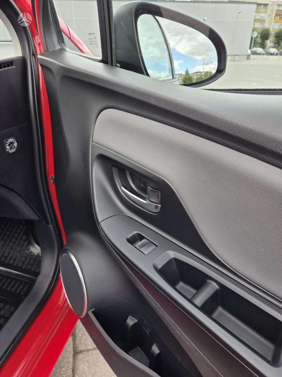 Sarkans Toyota Yaris 2017 Viļņa, ar dzinēja tilpumu 1.50 L un nobraukumu 190 tūkst. km par 8950 €, foto 27 vietnē AUTOMOTO.COM.LV