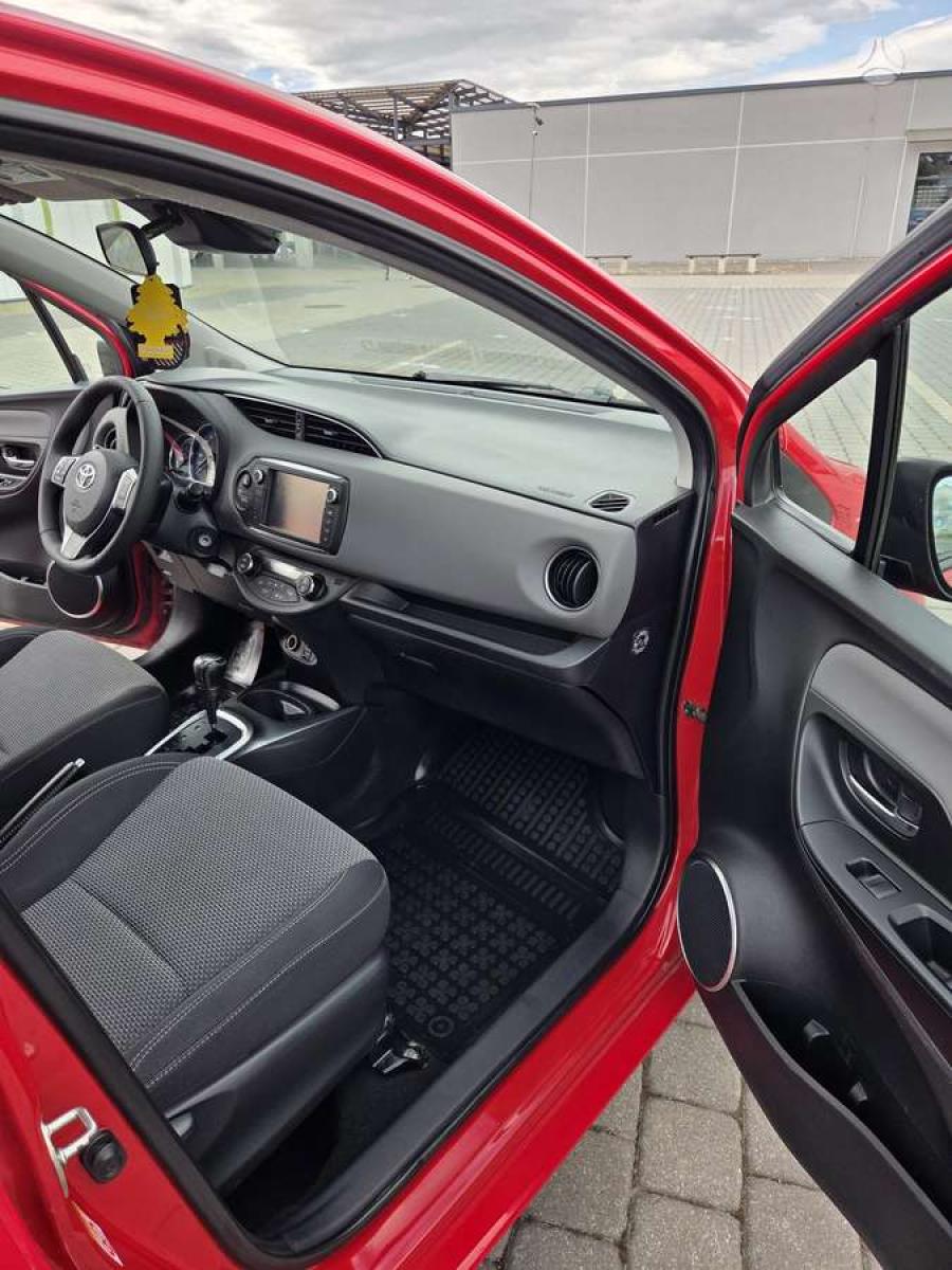 Sarkans Toyota Yaris 2017 Viļņa, ar dzinēja tilpumu 1.50 L un nobraukumu 190 tūkst. km par 8950 €, foto 28 vietnē AUTOMOTO.COM.LV