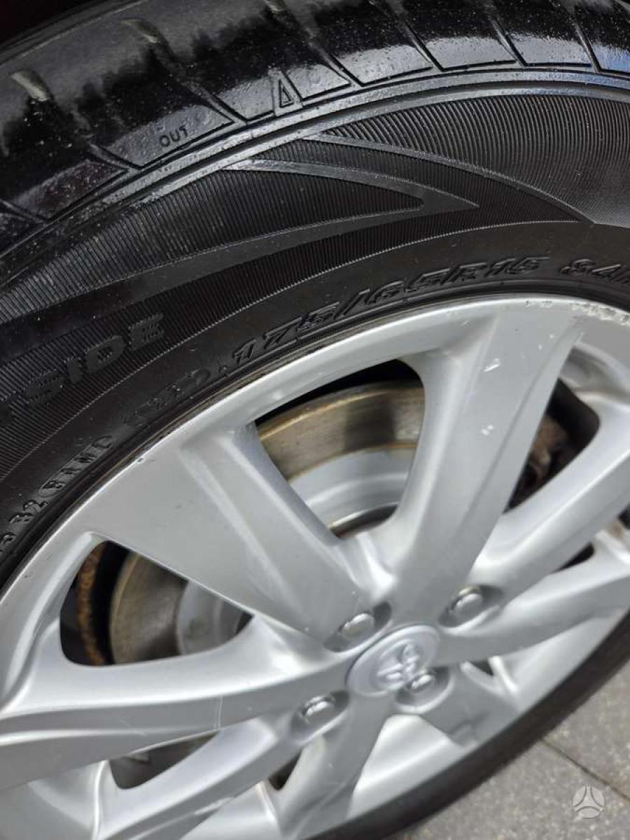 Sarkans Toyota Yaris 2017 Viļņa, ar dzinēja tilpumu 1.50 L un nobraukumu 190 tūkst. km par 8950 €, foto 32 vietnē AUTOMOTO.COM.LV