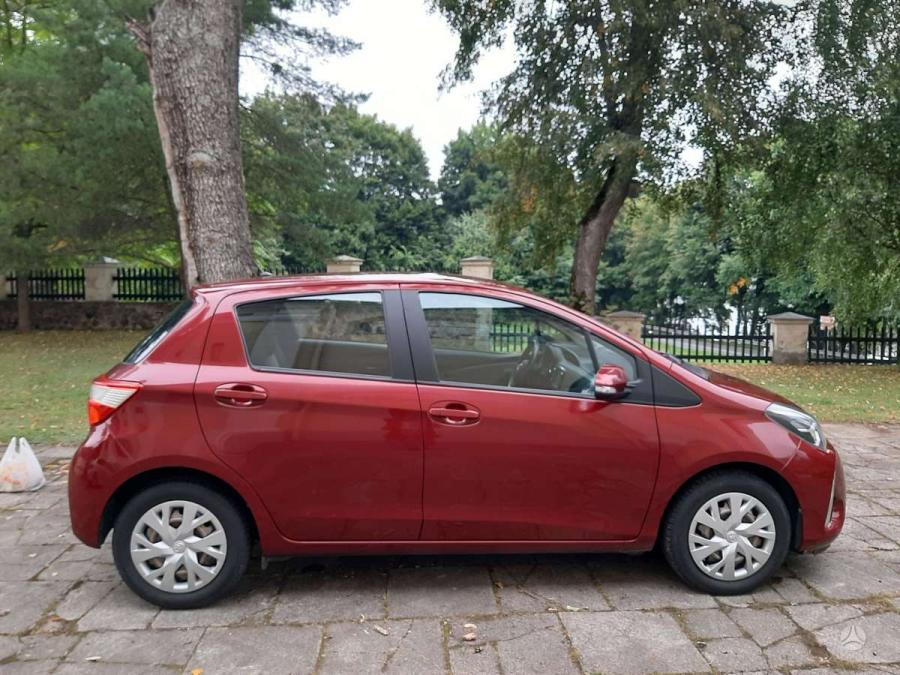 Red Toyota Yaris 2017 in Vilnius, with an engine capacity of 1.50 L and mileage of 133 thousand km for 11500 €, photo 4 on AUTOMOTO.COM.LV