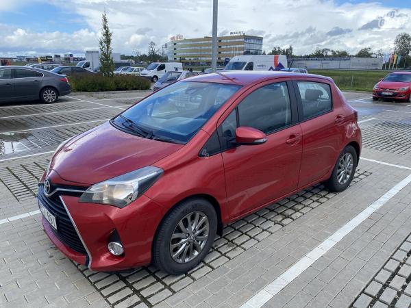Toyota Yaris 2017 in Vilnius on AUTOMOTO.COM.LV Red Toyota Yaris 2017 in Vilnius, with an engine capacity of 1.30 L and mileage of 161 thousand km for 6800 €, photo 1 on AUTOMOTO.COM.LV