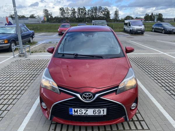 Toyota Yaris 2017 in Vilnius on AUTOMOTO.COM.LV Red Toyota Yaris 2017 in Vilnius, with an engine capacity of 1.30 L and mileage of 161 thousand km for 6800 €, photo 3 on AUTOMOTO.COM.LV