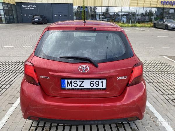 Toyota Yaris 2017 in Vilnius on AUTOMOTO.COM.LV Red Toyota Yaris 2017 in Vilnius, with an engine capacity of 1.30 L and mileage of 161 thousand km for 6800 €, photo 7 on AUTOMOTO.COM.LV