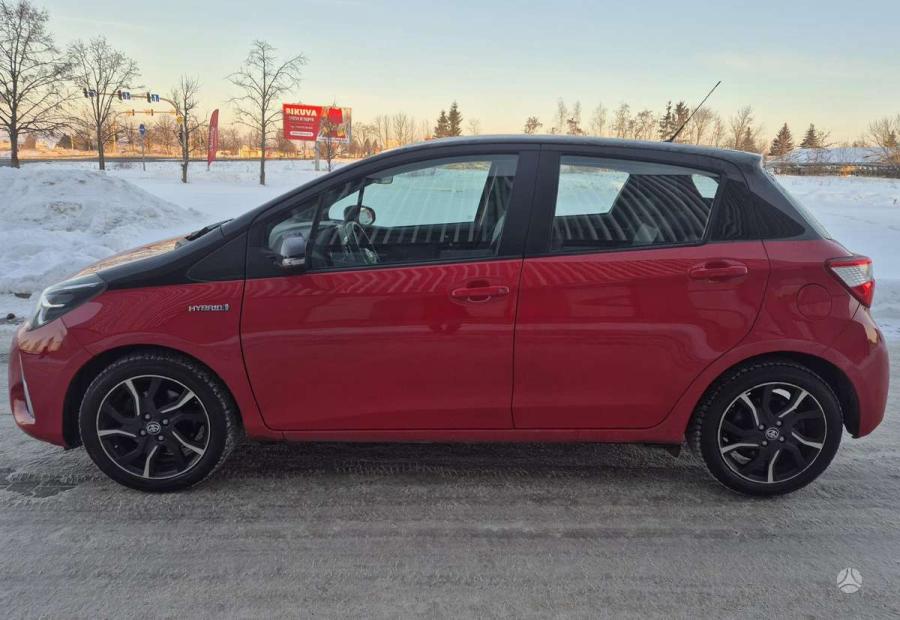 Red Toyota Yaris 2018 in Panevezys, with an engine capacity of 1.50 L and mileage of 166 thousand km for 8499 €, photo 2 on AUTOMOTO.COM.LV
