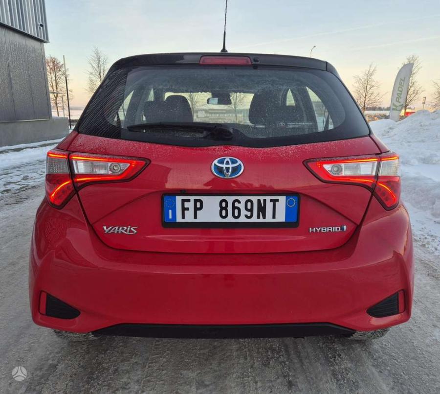 Red Toyota Yaris 2018 in Panevezys, with an engine capacity of 1.50 L and mileage of 166 thousand km for 8499 €, photo 4 on AUTOMOTO.COM.LV