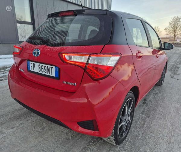 Red Toyota Yaris 2018 in Panevezys, with an engine capacity of 1.50 L and mileage of 166 thousand km for 8499 €, photo 5 on AUTOMOTO.COM.LV