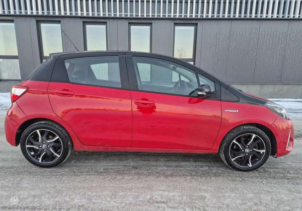 Red Toyota Yaris 2018 in Panevezys, with an engine capacity of 1.50 L and mileage of 166 thousand km for 8499 €, photo 6 on AUTOMOTO.COM.LV