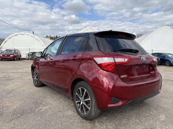 Sarkans Toyota Yaris 2018 Radviliškis, ar dzinēja tilpumu 1.50 L un nobraukumu 30 tūkst. km par 7550 €, foto 4 vietnē AUTOMOTO.COM.LV