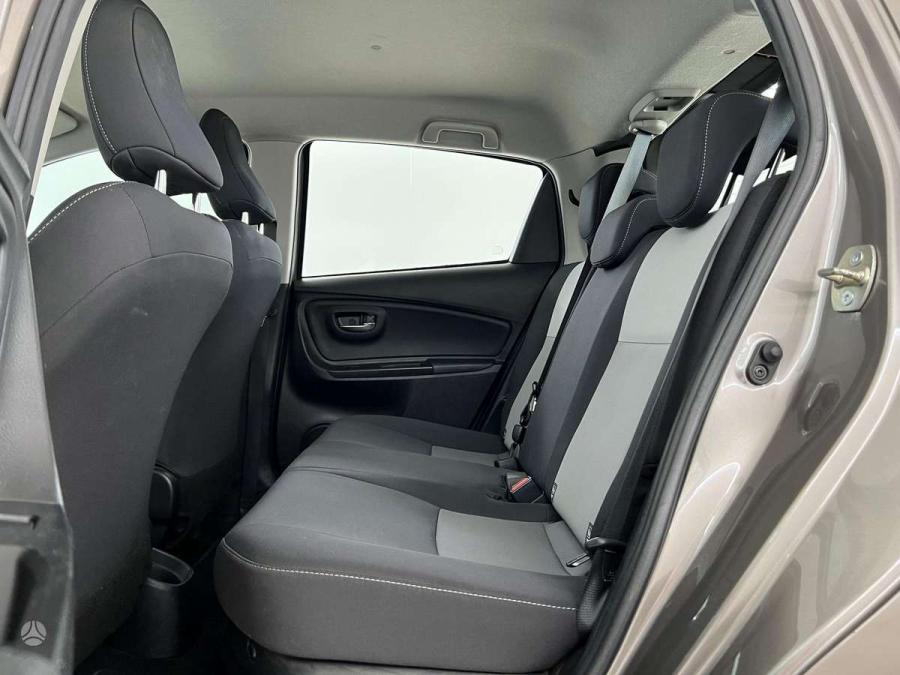 Sarkans Toyota Yaris 2018 Viļņa, ar dzinēja tilpumu 1.50 L un nobraukumu 116 tūkst. km par 11900 €, foto 20 vietnē AUTOMOTO.COM.LV