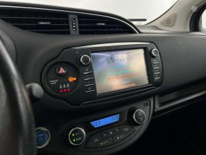 Sarkans Toyota Yaris 2018 Viļņa, ar dzinēja tilpumu 1.50 L un nobraukumu 116 tūkst. km par 11900 €, foto 23 vietnē AUTOMOTO.COM.LV