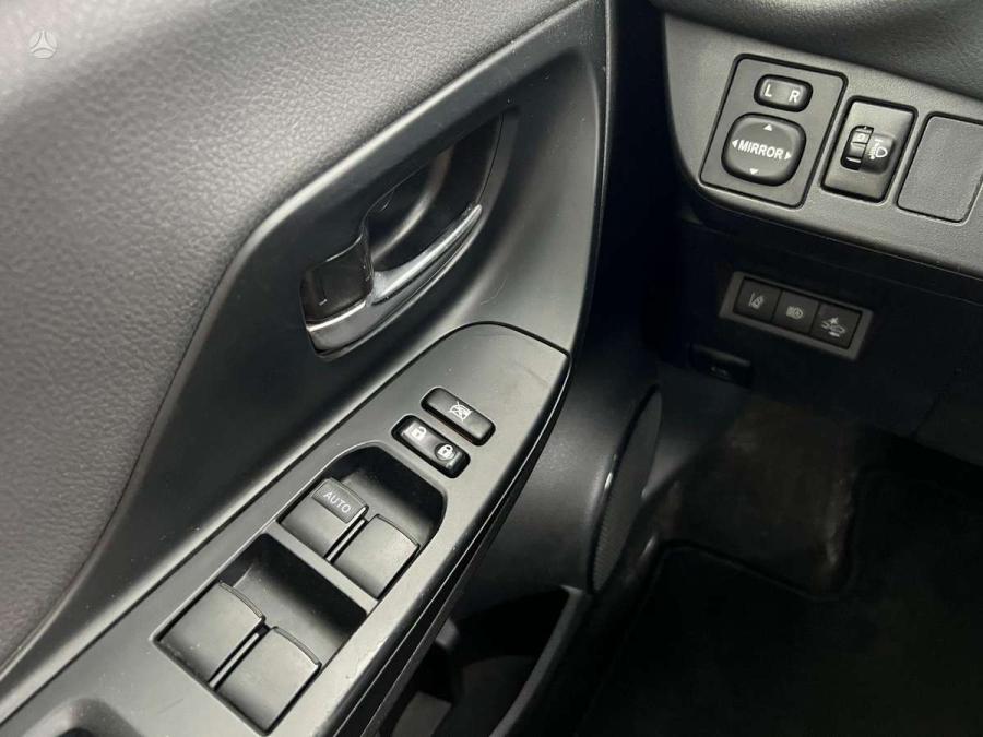 Sarkans Toyota Yaris 2018 Viļņa, ar dzinēja tilpumu 1.50 L un nobraukumu 116 tūkst. km par 11900 €, foto 25 vietnē AUTOMOTO.COM.LV