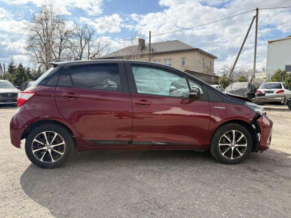 Sarkans Toyota Yaris 2018 Radviliškis, ar dzinēja tilpumu 1.50 L un nobraukumu 30 tūkst. km par 7350 €, foto 8 vietnē AUTOMOTO.COM.LV