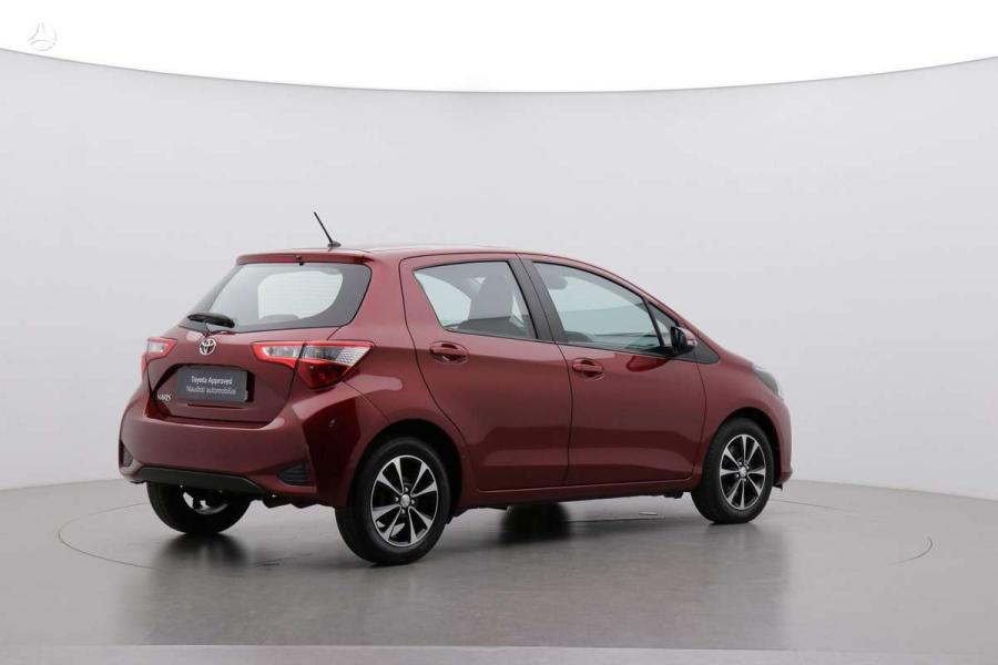 Red Toyota Yaris 2019 in Vilnius, with an engine capacity of 1.50 L and mileage of 70 thousand km for 11900 €, photo 4 on AUTOMOTO.COM.LV