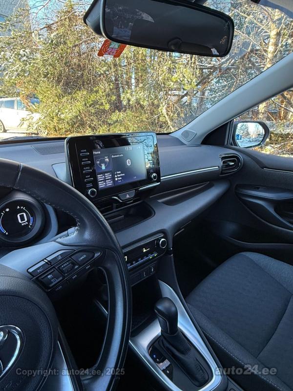 Sarkans Toyota Yaris 2021 Tallina, ar dzinēja tilpumu 1.50 L un nobraukumu 60 tūkst. km par 16500 €, foto 11 vietnē AUTOMOTO.COM.LV