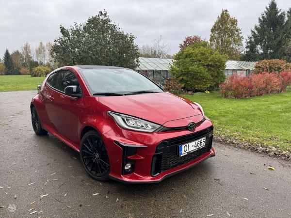 Red Toyota Yaris 2021 in Riga, with an engine capacity of 1.62 L and mileage of 60 thousand km for 29000 €, photo 10 on AUTOMOTO.COM.LV