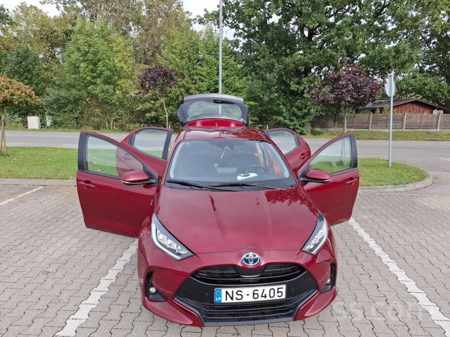 Red Toyota Yaris 2021 in Dobele, with an engine capacity of 1.50 L and mileage of 64 thousand km for 18100 €, photo 2 on AUTOMOTO.COM.LV