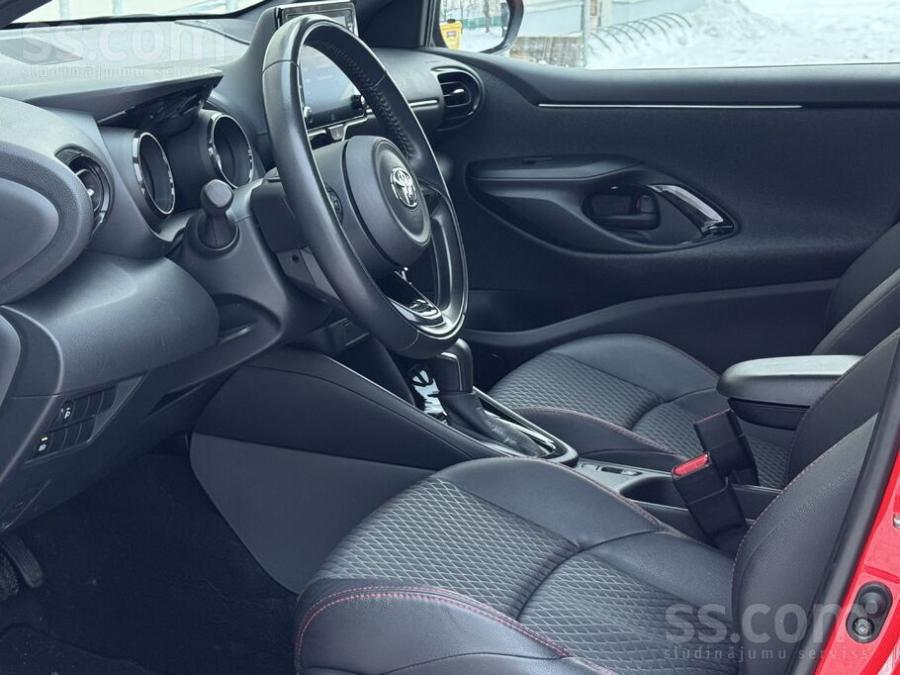 Sarkans Toyota Yaris 2021 Jelgava, ar dzinēja tilpumu 1.50 L un nobraukumu 50 tūkst. km par 17800 €, foto 16 vietnē AUTOMOTO.COM.LV