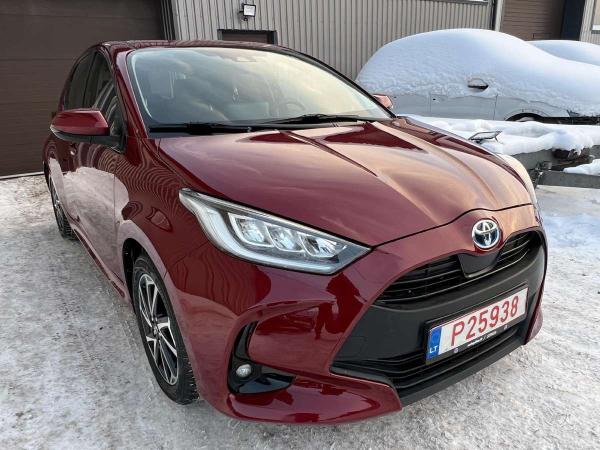 Red Toyota Yaris 2021 in Telschi, with an engine capacity of 1.49 L and mileage of 94 thousand km for 13199 €, photo 1 on AUTOMOTO.COM.LV