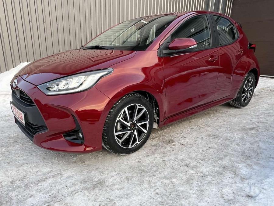 Red Toyota Yaris 2021 in Telschi, with an engine capacity of 1.49 L and mileage of 94 thousand km for 13199 €, photo 2 on AUTOMOTO.COM.LV