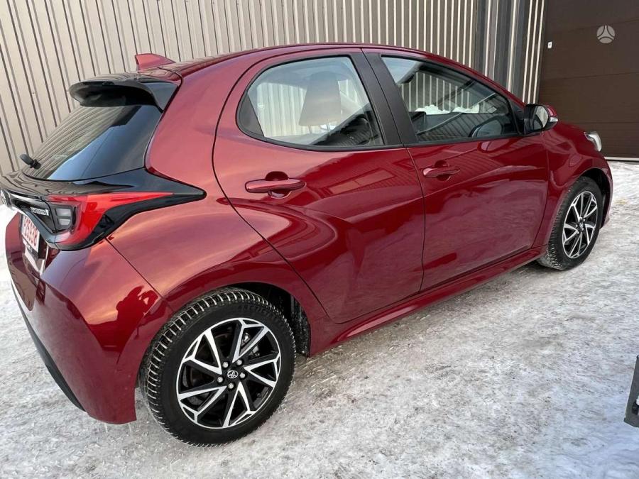 Red Toyota Yaris 2021 in Telschi, with an engine capacity of 1.49 L and mileage of 94 thousand km for 13199 €, photo 10 on AUTOMOTO.COM.LV