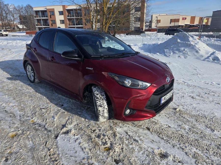 Sarkans Toyota Yaris 2021 Viļņa, ar dzinēja tilpumu 1.49 L un nobraukumu 88 tūkst. km par 15500 €, foto 2 vietnē AUTOMOTO.COM.LV
