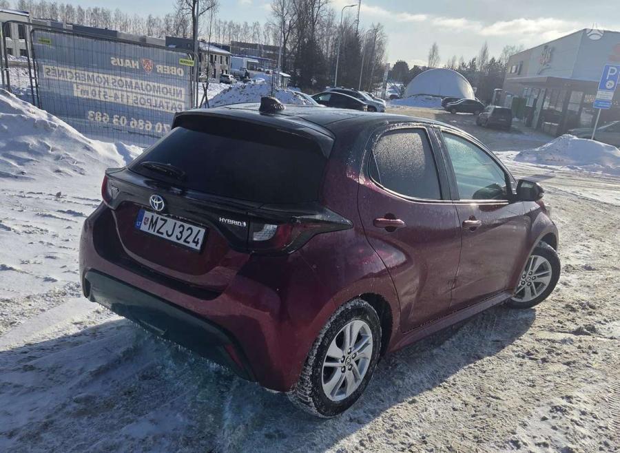 Sarkans Toyota Yaris 2021 Viļņa, ar dzinēja tilpumu 1.49 L un nobraukumu 88 tūkst. km par 15500 €, foto 3 vietnē AUTOMOTO.COM.LV
