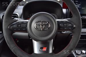 Sarkans Toyota Yaris 2021 Rīga, ar dzinēja tilpumu 1.60 L un nobraukumu 51 tūkst. km par 47000 €, foto 10 vietnē AUTOMOTO.COM.LV