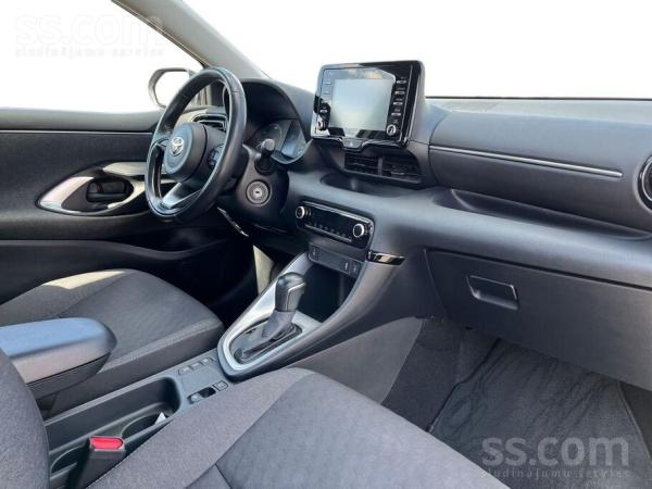 Red Toyota Yaris 2021 in Riga, with an engine capacity of 1.50 L and mileage of 177 thousand km for 13490 €, photo 6 on AUTOMOTO.COM.LV