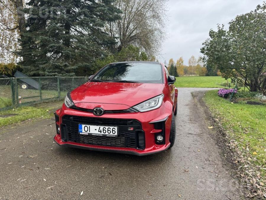 Red Toyota Yaris 2021 in Riga, with an engine capacity of 1.60 L and mileage of 62 thousand km for 28500 €, photo 3 on AUTOMOTO.COM.LV