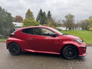 Red Toyota Yaris 2021 in Riga, with an engine capacity of 1.60 L and mileage of 62 thousand km for 28500 €, photo 4 on AUTOMOTO.COM.LV
