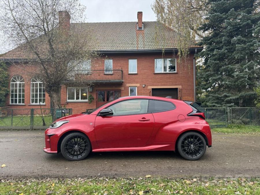 Red Toyota Yaris 2021 in Riga, with an engine capacity of 1.60 L and mileage of 62 thousand km for 28500 €, photo 5 on AUTOMOTO.COM.LV