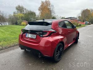 Red Toyota Yaris 2021 in Riga, with an engine capacity of 1.60 L and mileage of 62 thousand km for 28500 €, photo 6 on AUTOMOTO.COM.LV