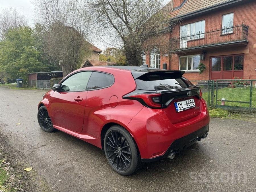 Red Toyota Yaris 2021 in Riga, with an engine capacity of 1.60 L and mileage of 62 thousand km for 28500 €, photo 7 on AUTOMOTO.COM.LV