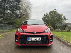 Red Toyota Yaris 2021 in Riga, with an engine capacity of 1.60 L and mileage of 62 thousand km for 28500 €, photo 8 on AUTOMOTO.COM.LV